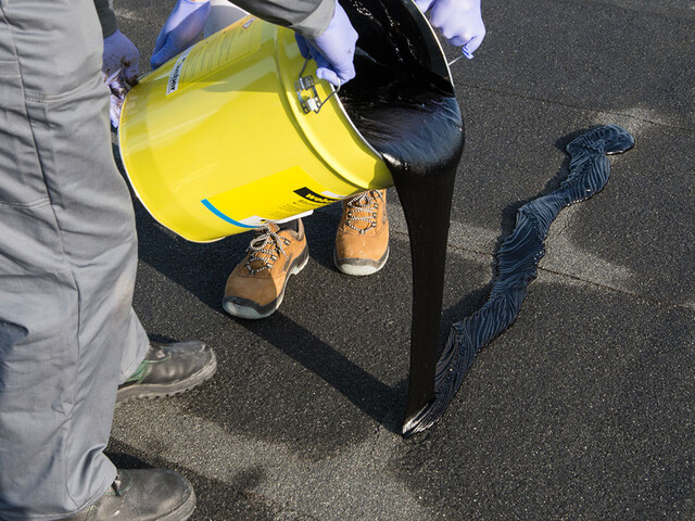 Jak uszczelnić dach z papy? Naprawa powierzchniowych uszkodzeń. | Weber